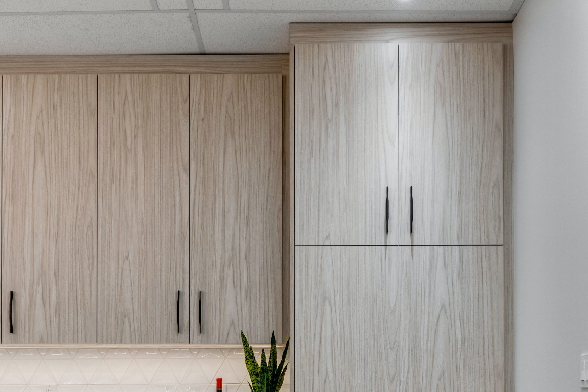 Platz zwischen Schrank & Decke nutzen ≫ die 6 besten Ideen!